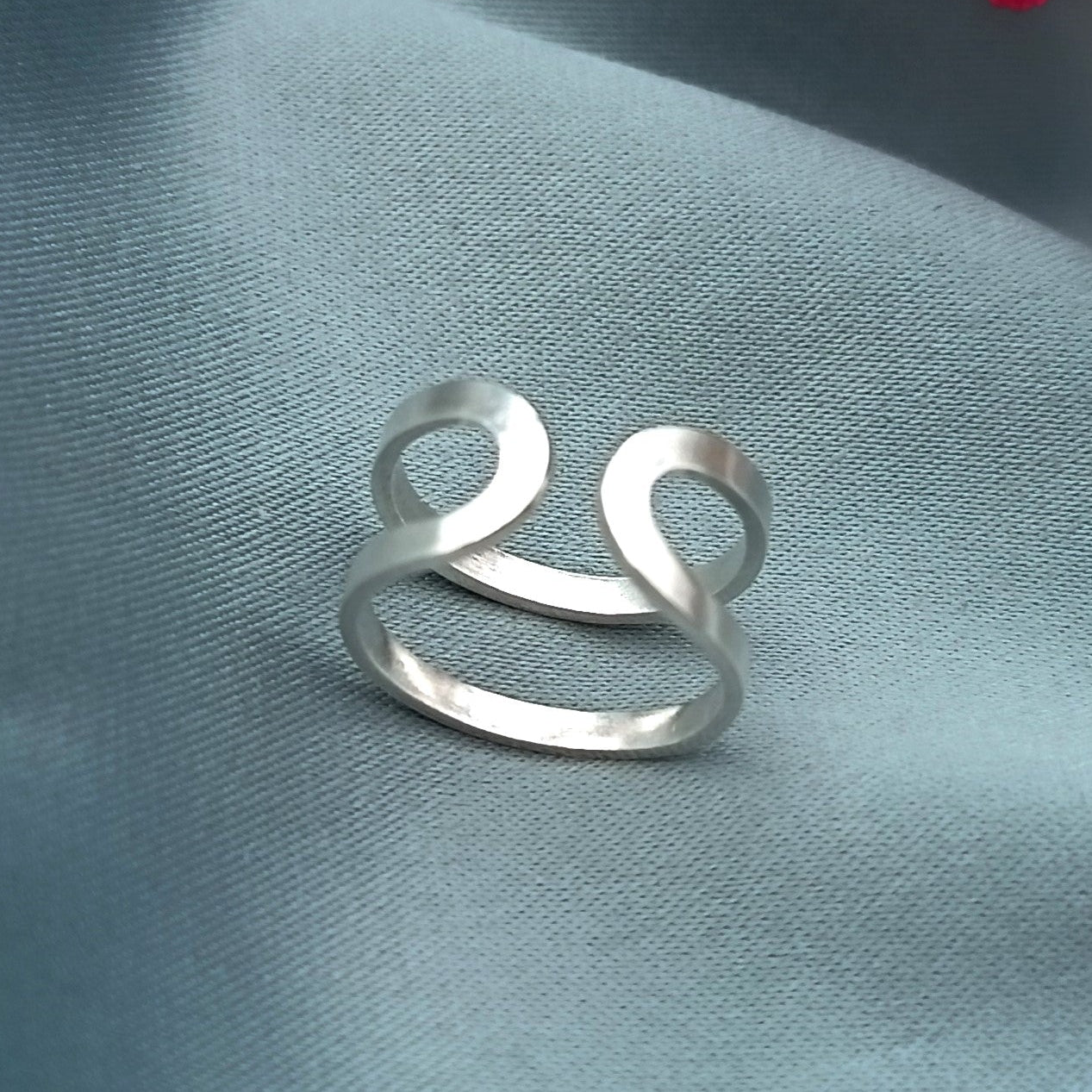 Anillo minimalista Curvas – Pedra Joyas