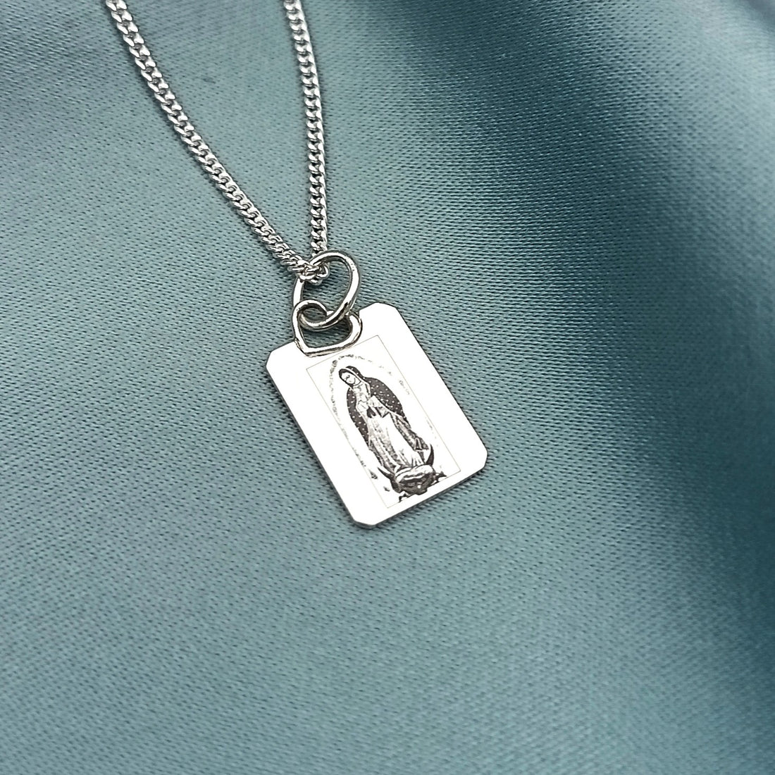Dije Rectangular Corazón Personalizado con doble Grabado – Pedra Joyas